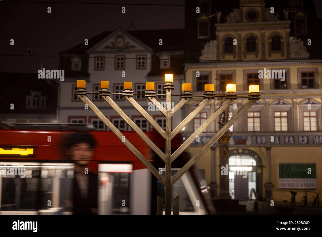 26122024 - Die Chanukkia in Erfurt steht fuer die Tradition des ...