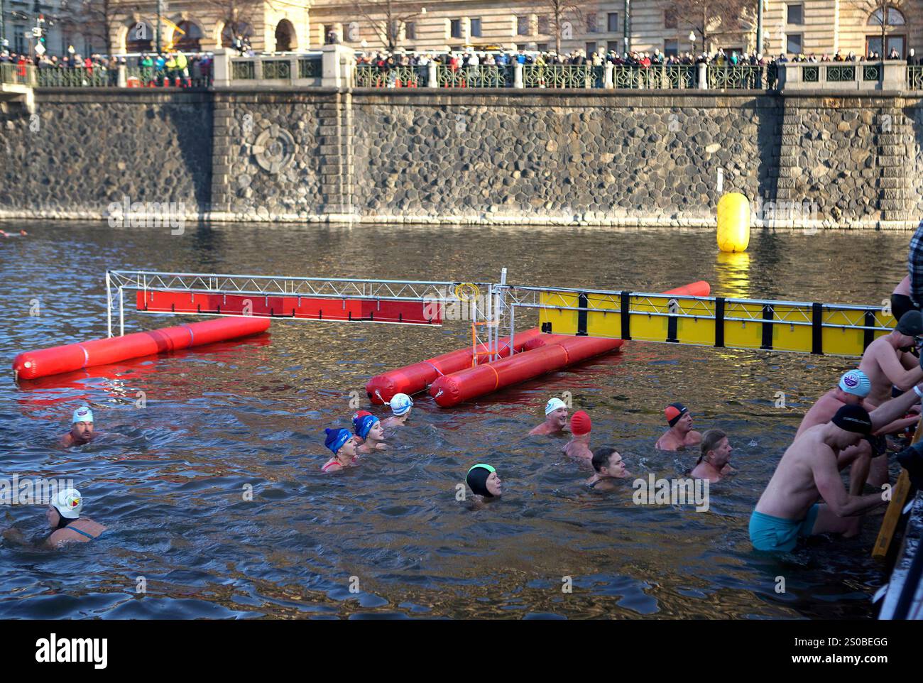 (241227) --PRAGUE, Dec. 27, 2024 (Xinhua) -- People swim during a ...