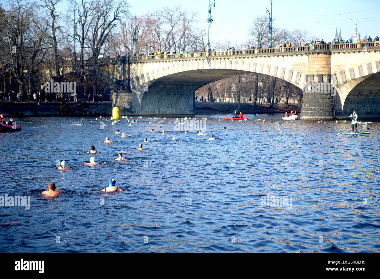 (241227) --PRAGUE, Dec. 27, 2024 (Xinhua) -- People swim during a ...