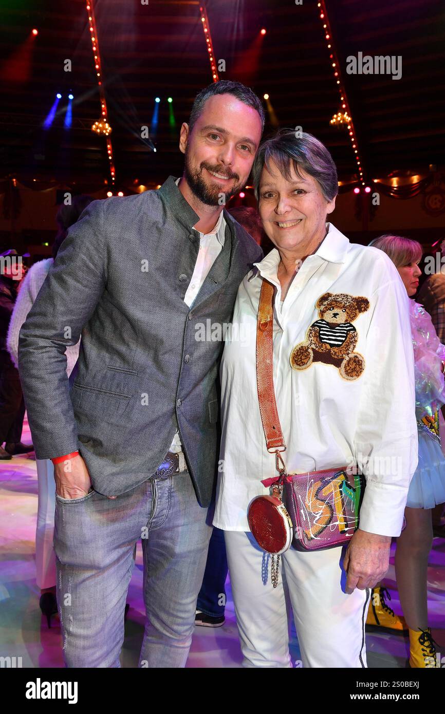 Ramona Leiss und ihr Sohn Alexander bei der Circus Krone Weihnachts ...