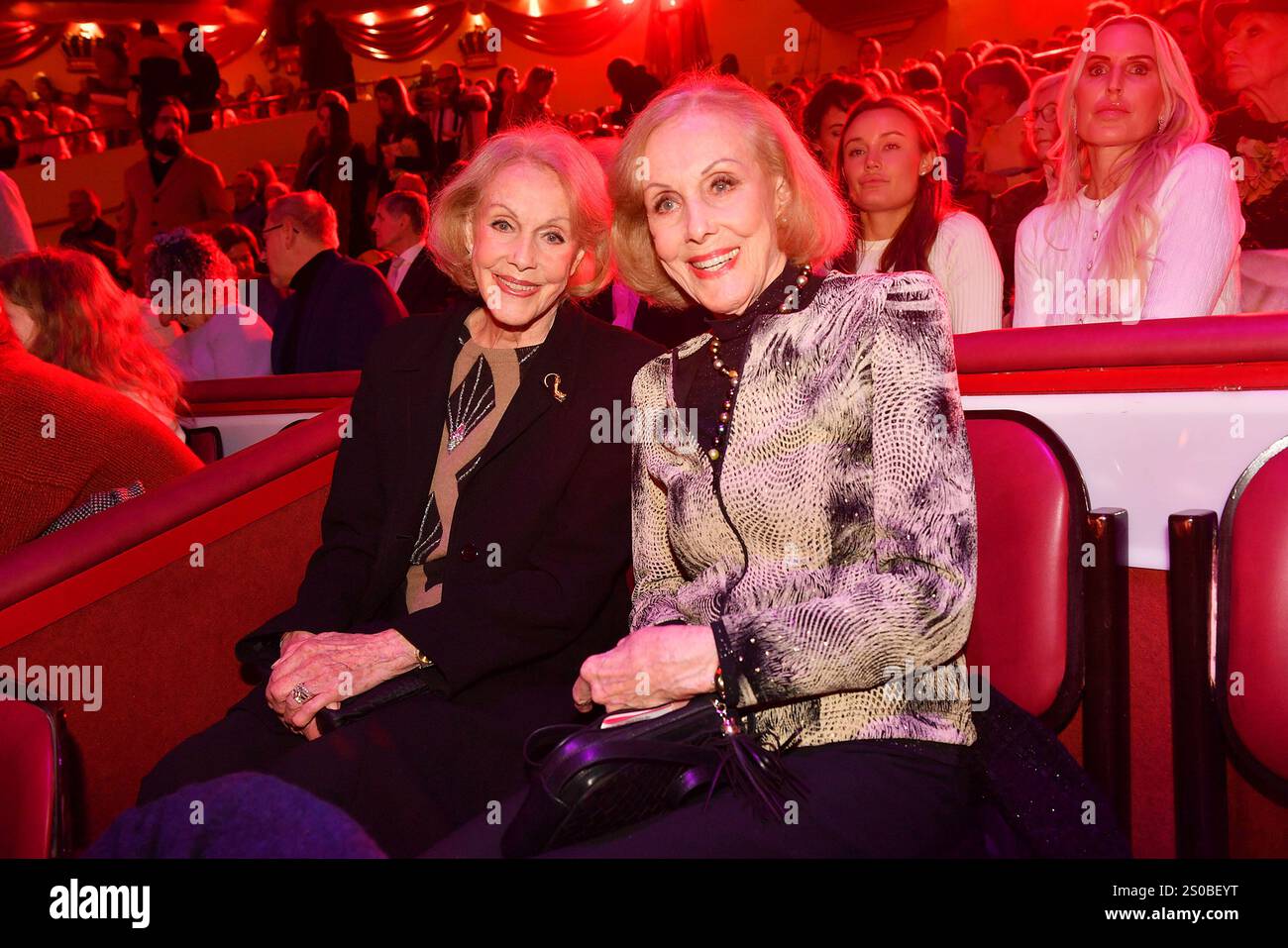 Alice und Ellen Kessler bei der Circus Krone Weihnachts Premiere vom ...