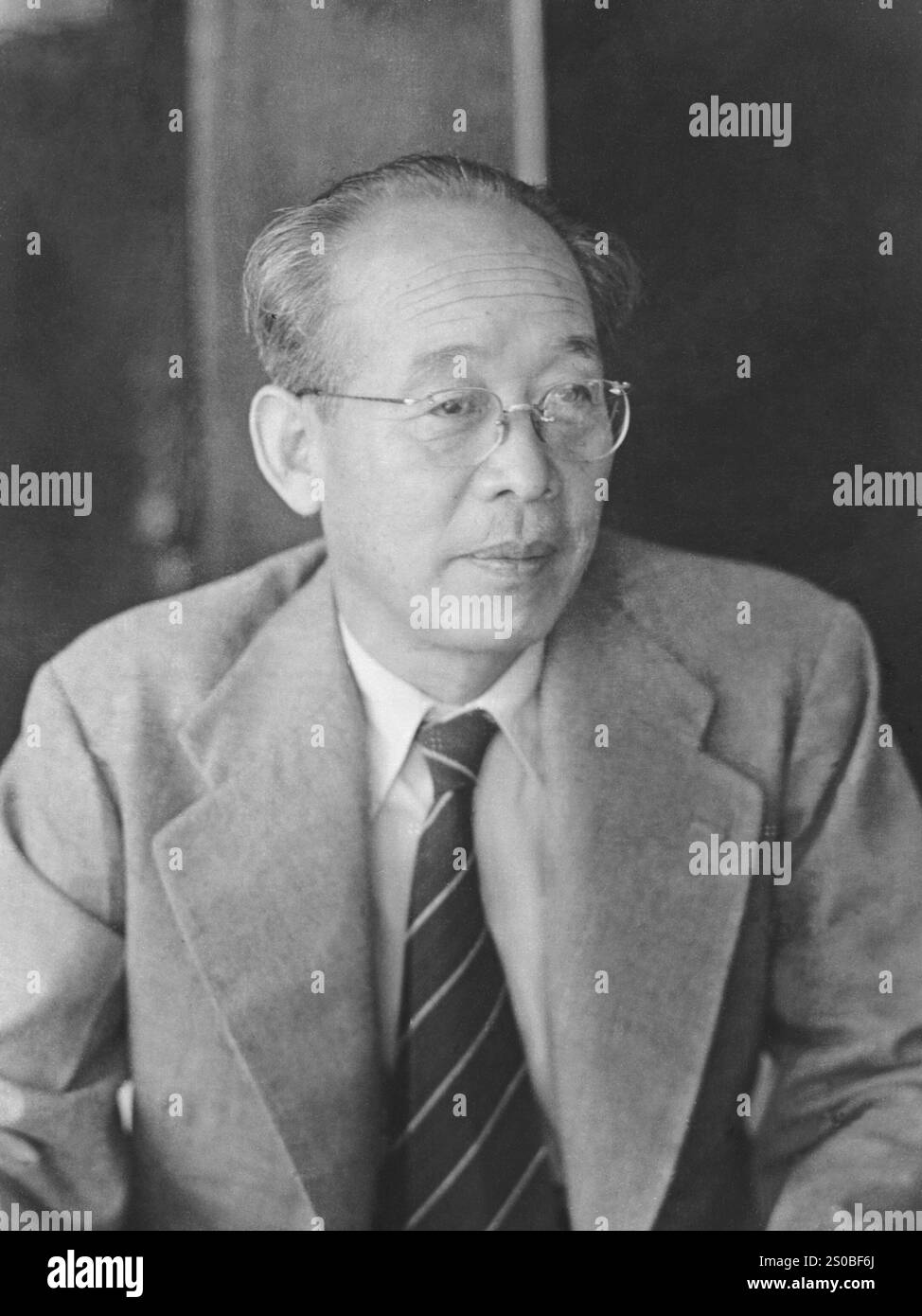 Photo taken on Oct. 6, 1953, shows Japanese film director Kenji ...