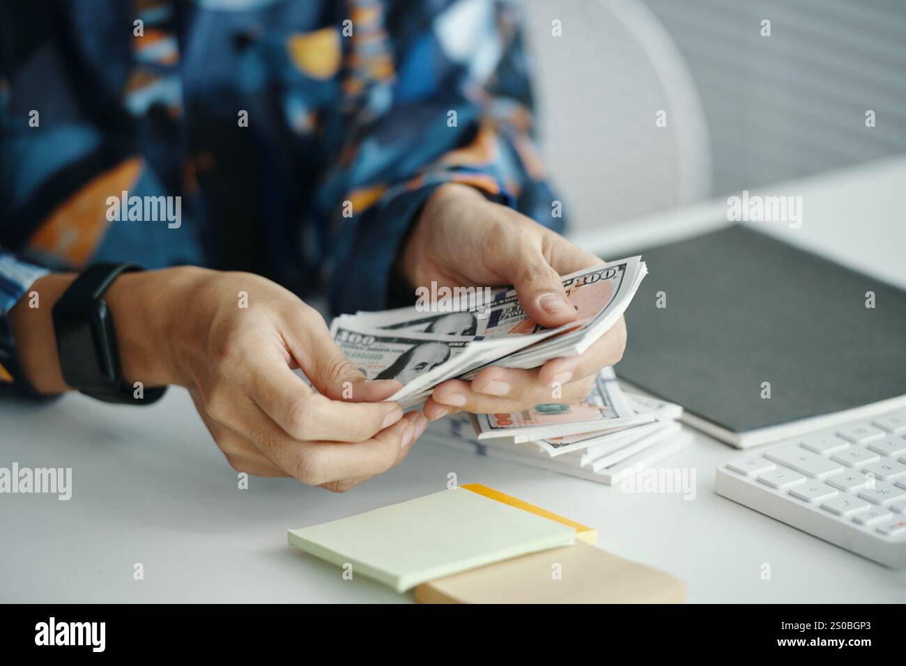 Unrecognizable Currency Exchange Worker Counting Money Stock Photo - Alamy