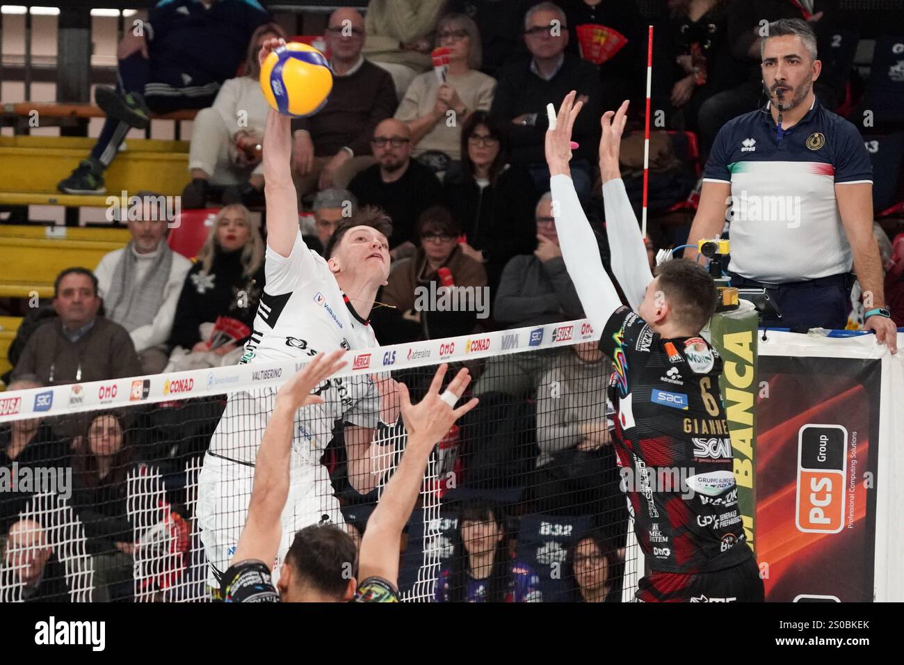 Perugia, Italy. 22nd Dec, 2024. porro luca (sonepar padova) during Sir ...