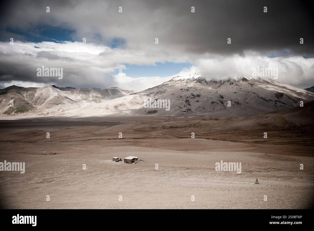 The US-Geological Survey research station in the middle of the Valley ...