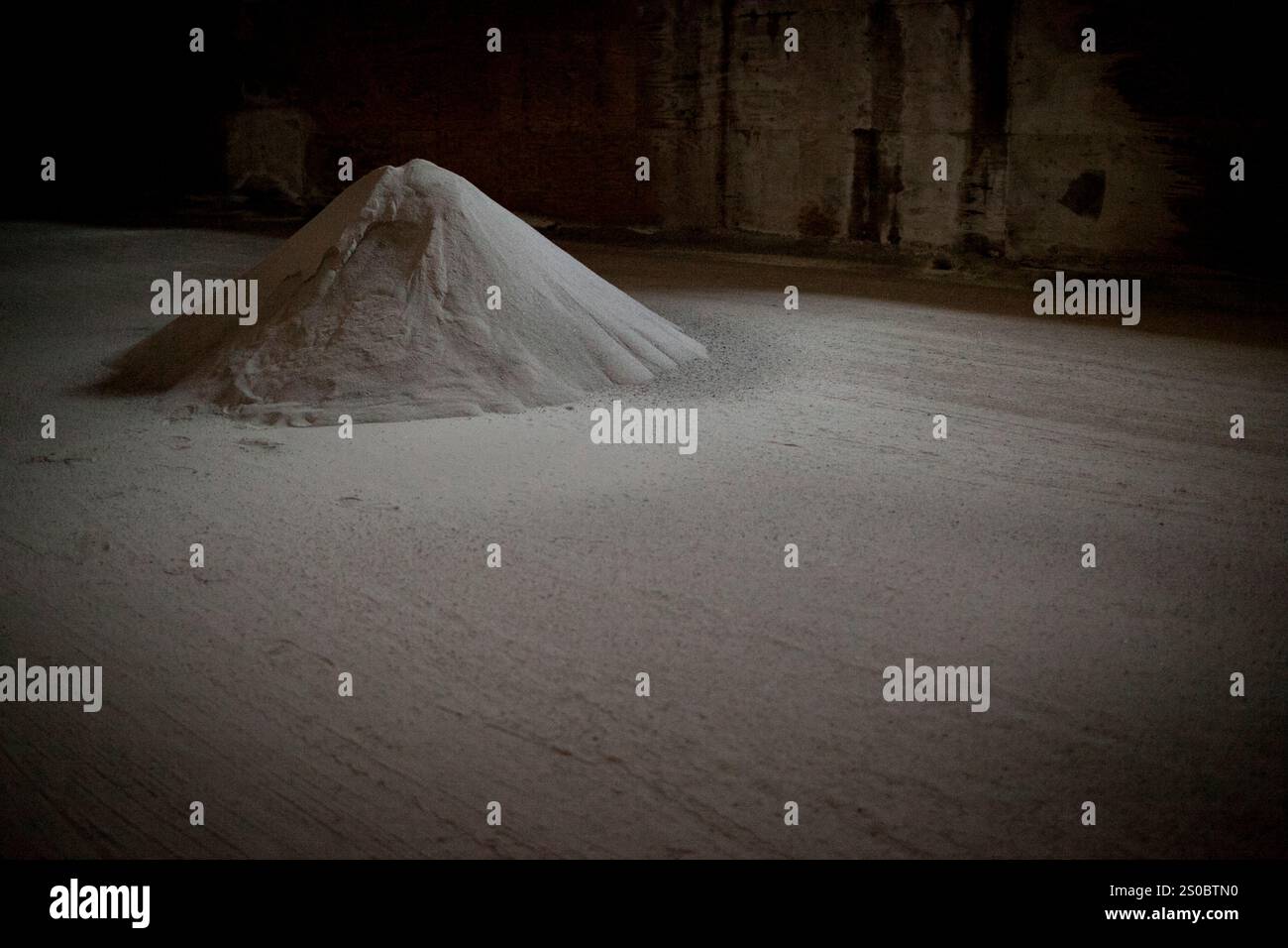 Pile of salt Stock Photo - Alamy