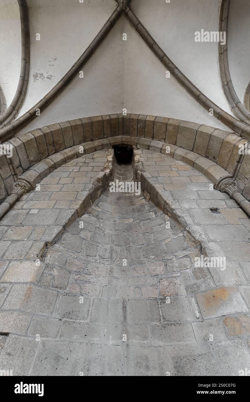 127 Ribbed vault, former fireplace flue on the Guests Room south wall ...