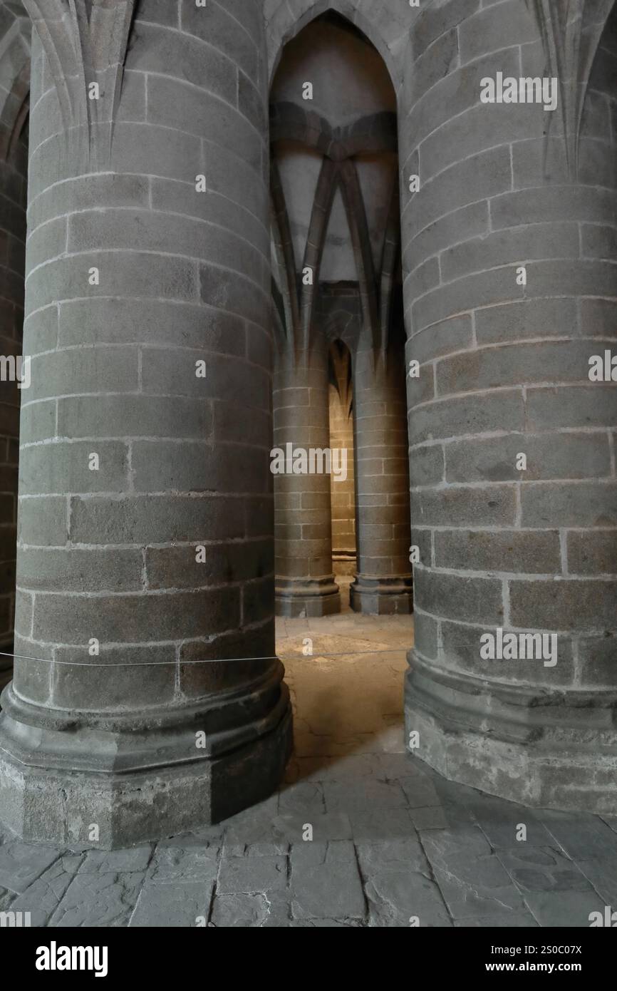 131 Mont-Saint-Michel, gros-piliers or huge pillars 5 m in ...