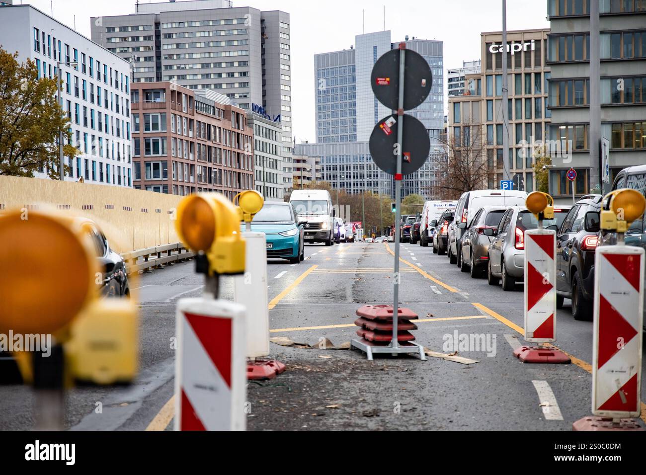 Strassenverkehr und Bauarbeiten an der Mühlendammbrücke in Berlin am 21. November 2024 ...