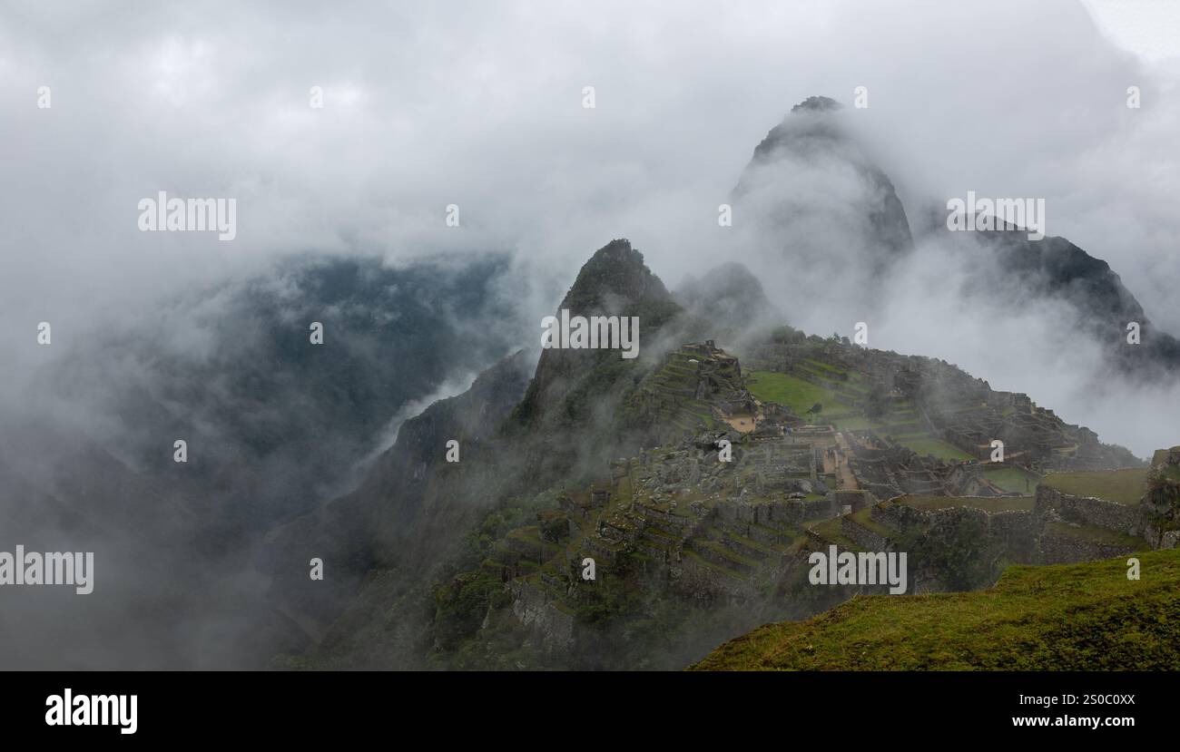 Panoramic view over Machu Picchu from the sun gate Stock Photo - Alamy