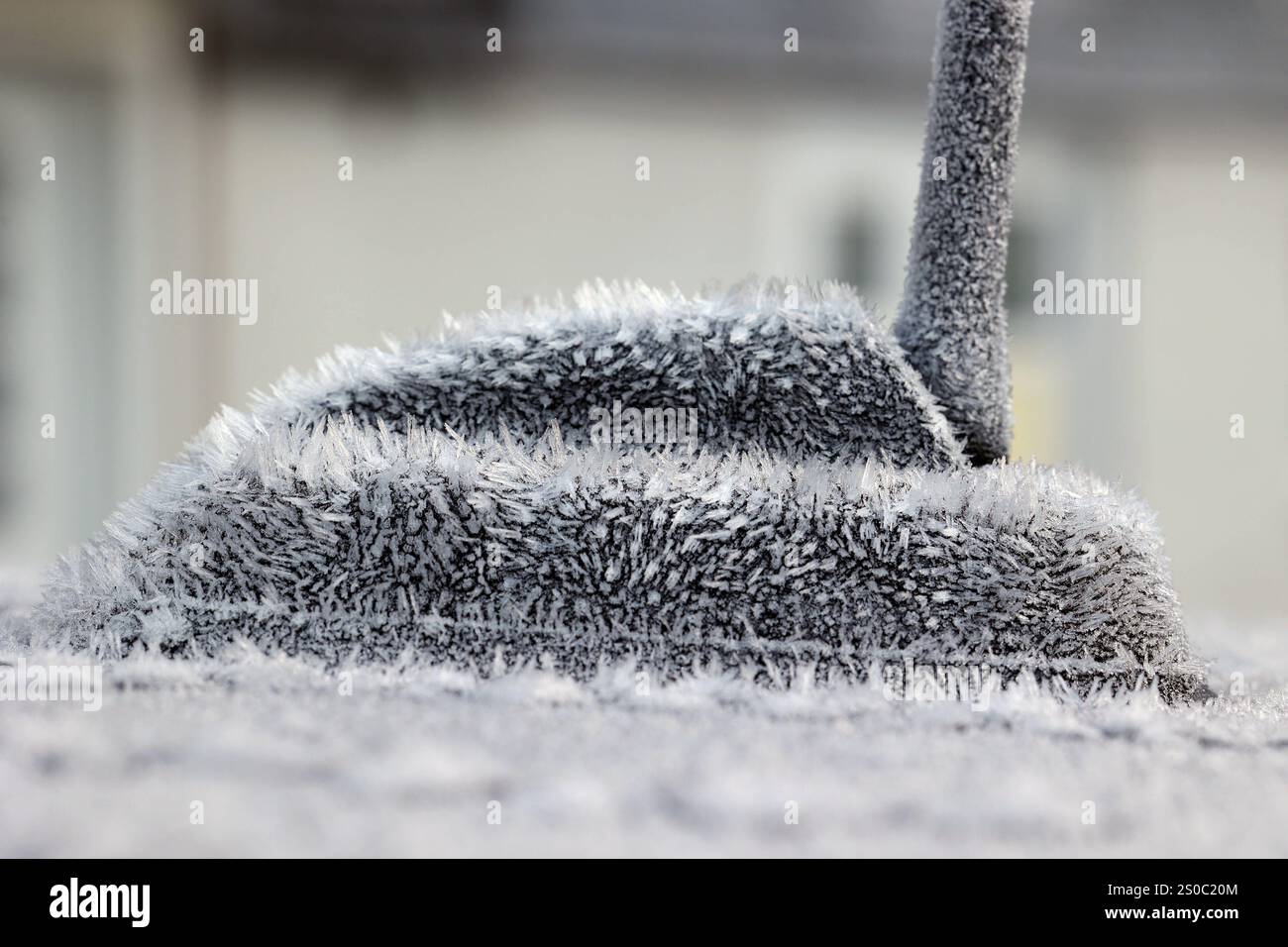 Nach einer eisigen Nacht ist am Morgen ein Auto ringsherum zugefroren ...