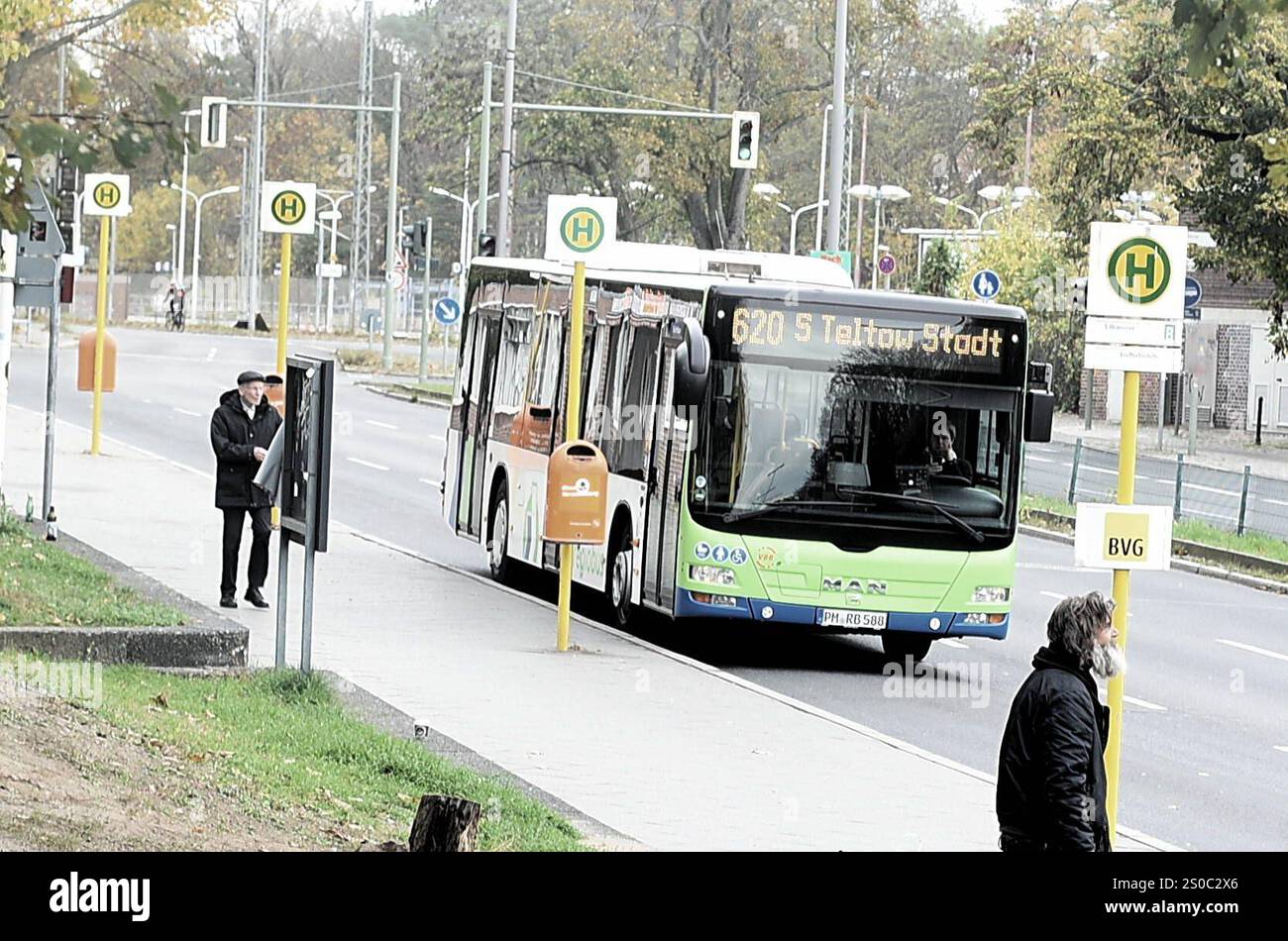 Bus 620 zum S-Bahnhof Teltowstadt steht an der Bushaltestelle am ...