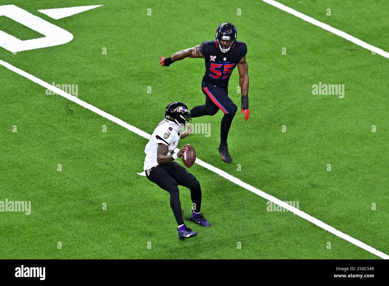 Houston Texans defensive end Danielle Hunter (55) applies pressure to ...