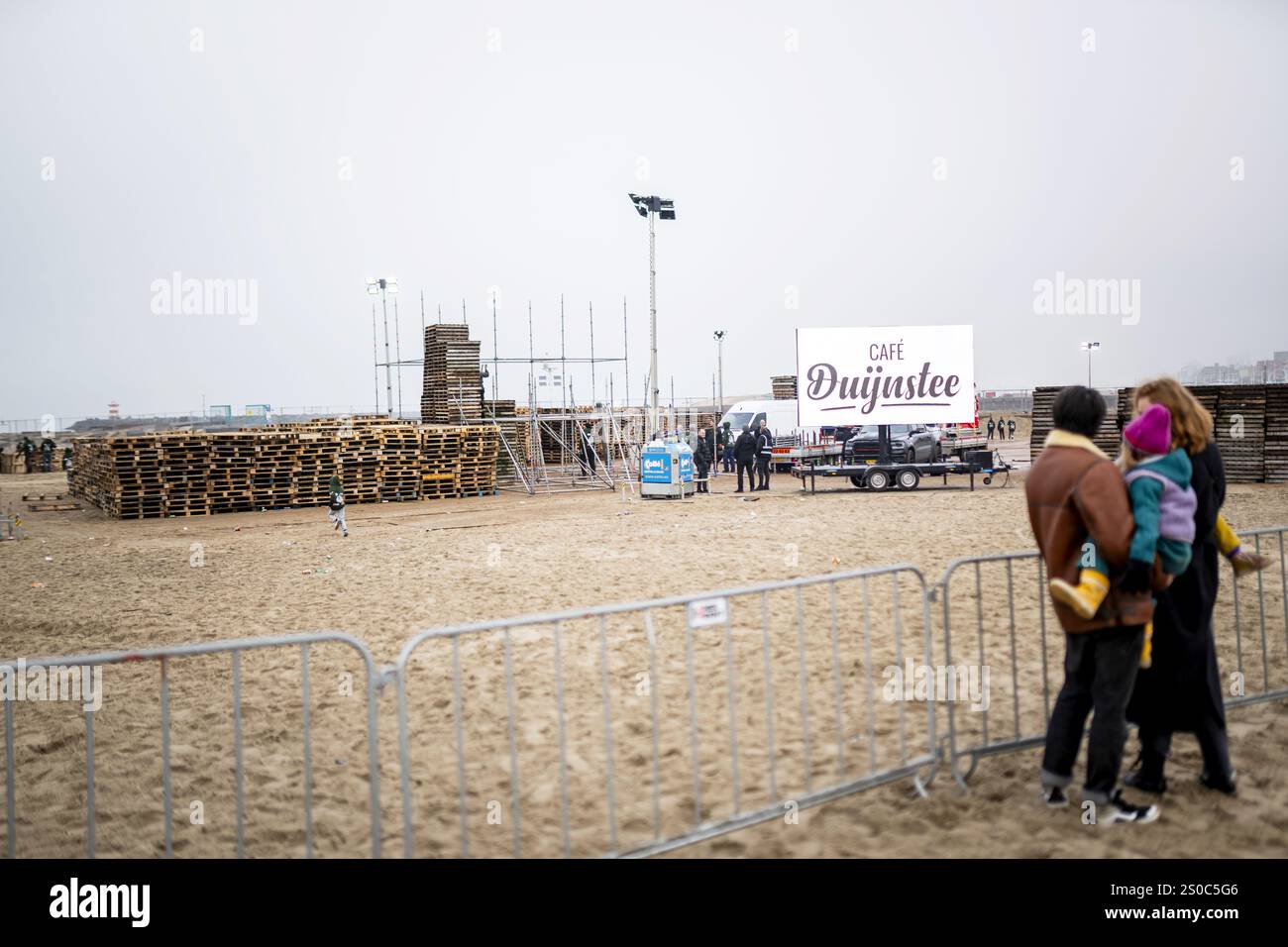 DUINDORP - The construction of the bonfire pile on Duindorp beach. The ...