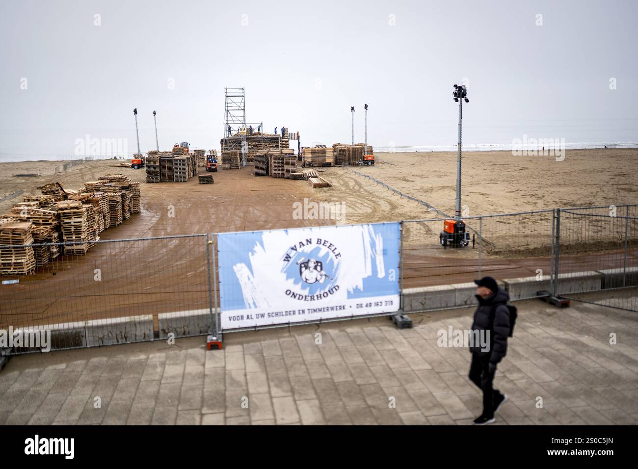SCHEVENINGEN - Construction of the bonfire pile site on Scheveningen's ...