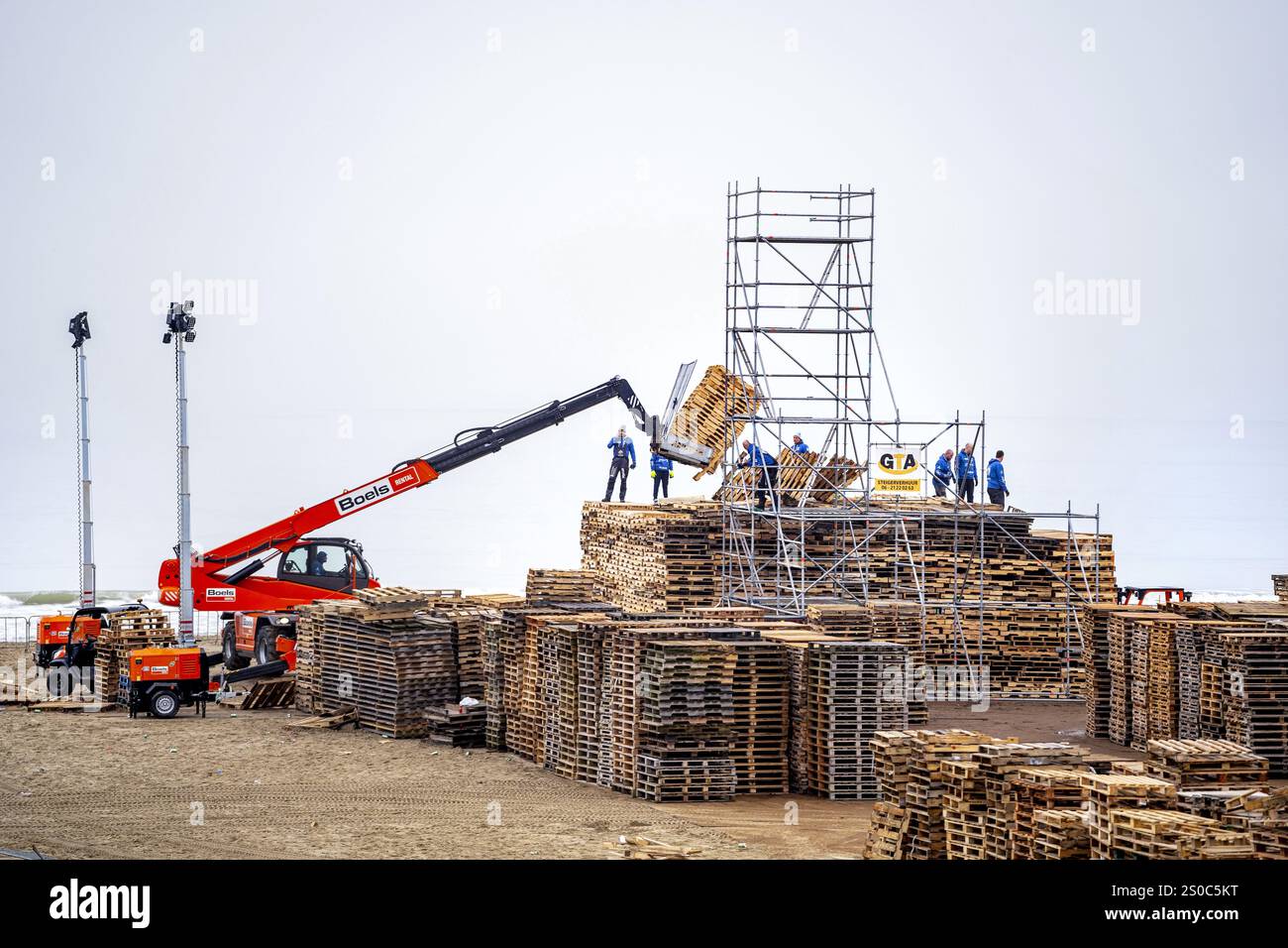 SCHEVENINGEN - Construction of the bonfire pile site on Scheveningen's ...