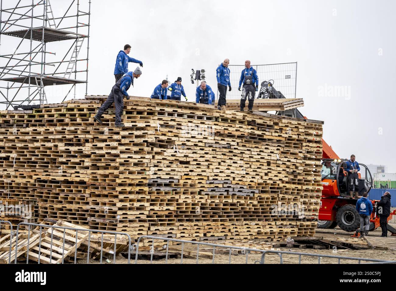 SCHEVENINGEN - Construction of the bonfire pile site on Scheveningen's ...