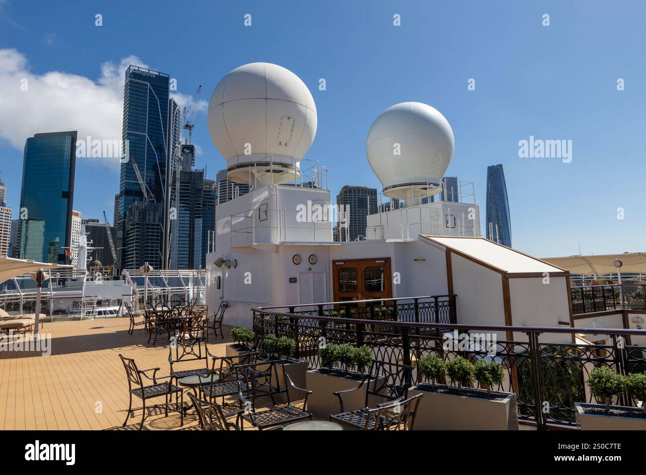 Sydney Circular Quay, Cunard Queen Elizabeth alongside Overseas ...