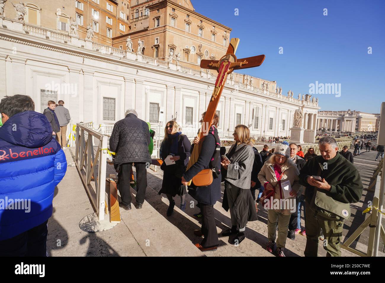 Vatican, Rome, Italy. 27 December 2024 Pilgrims carry the cross to the ...