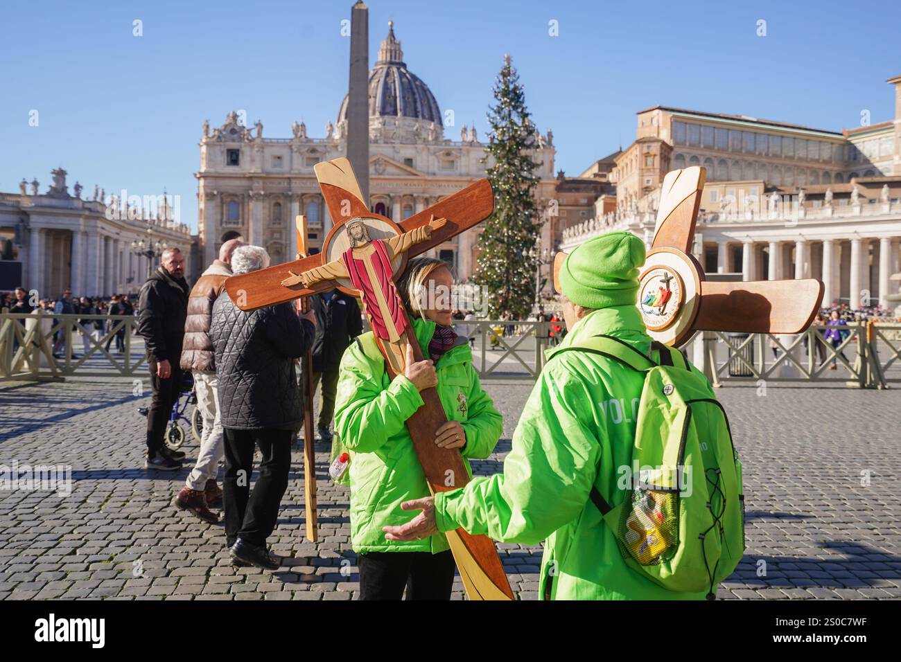 Vatican, Rome, Italy. 27 December 2024 Pilgrims carry the cross to the ...