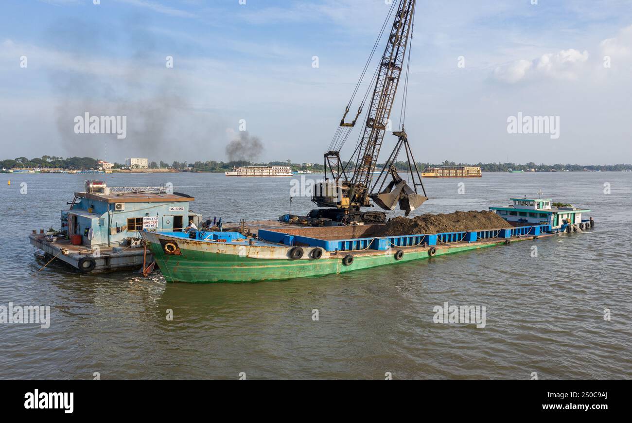 Mining barges hi-res stock photography and images - Alamy