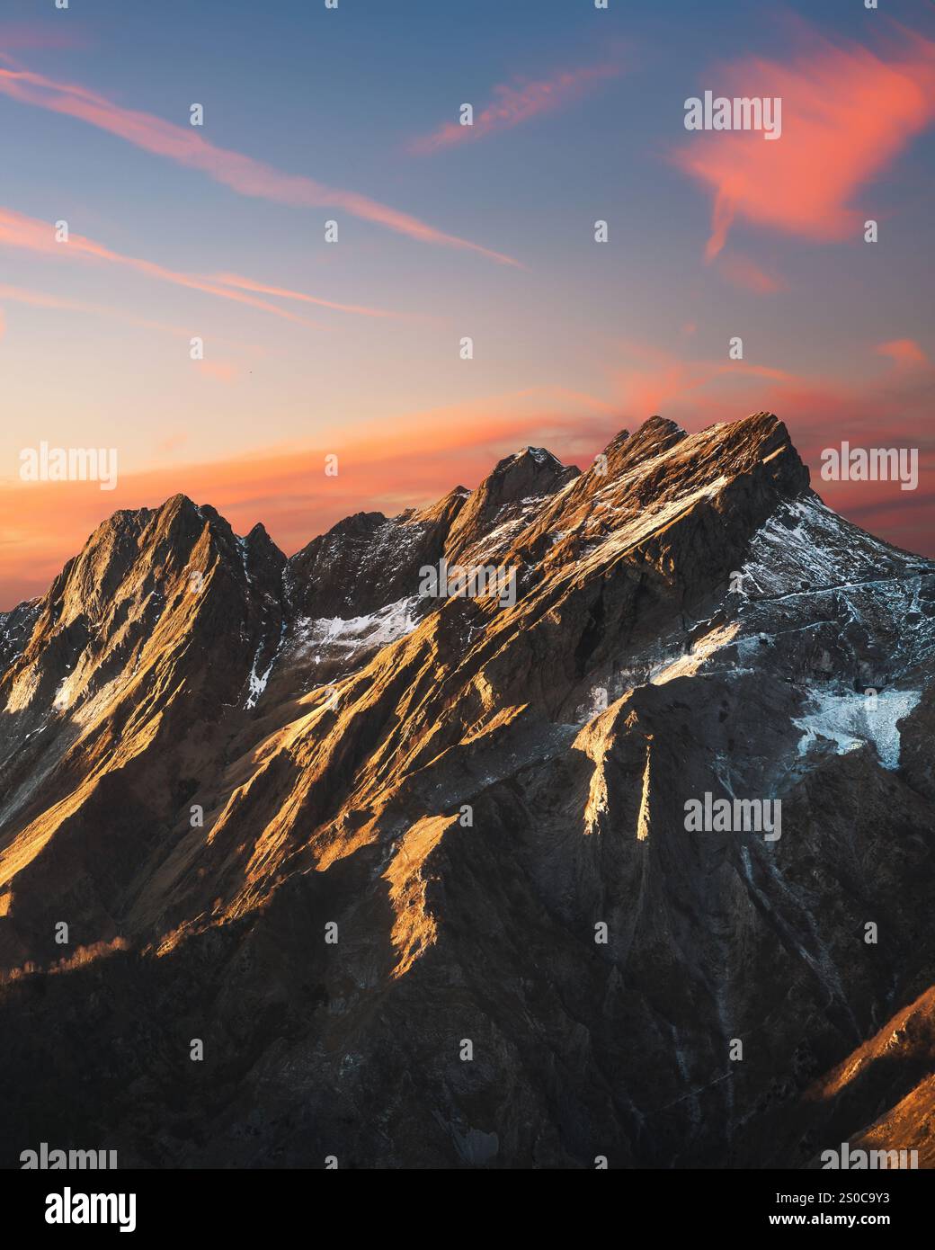 Alpi apuane trekking hi-res stock photography and images - Alamy