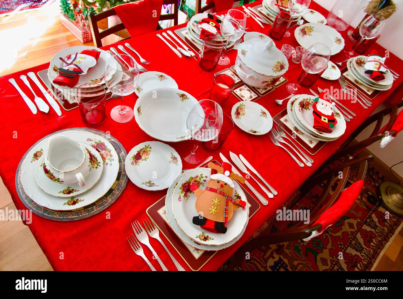 Christmas table settings in a home for a Christmas family lunch on ...