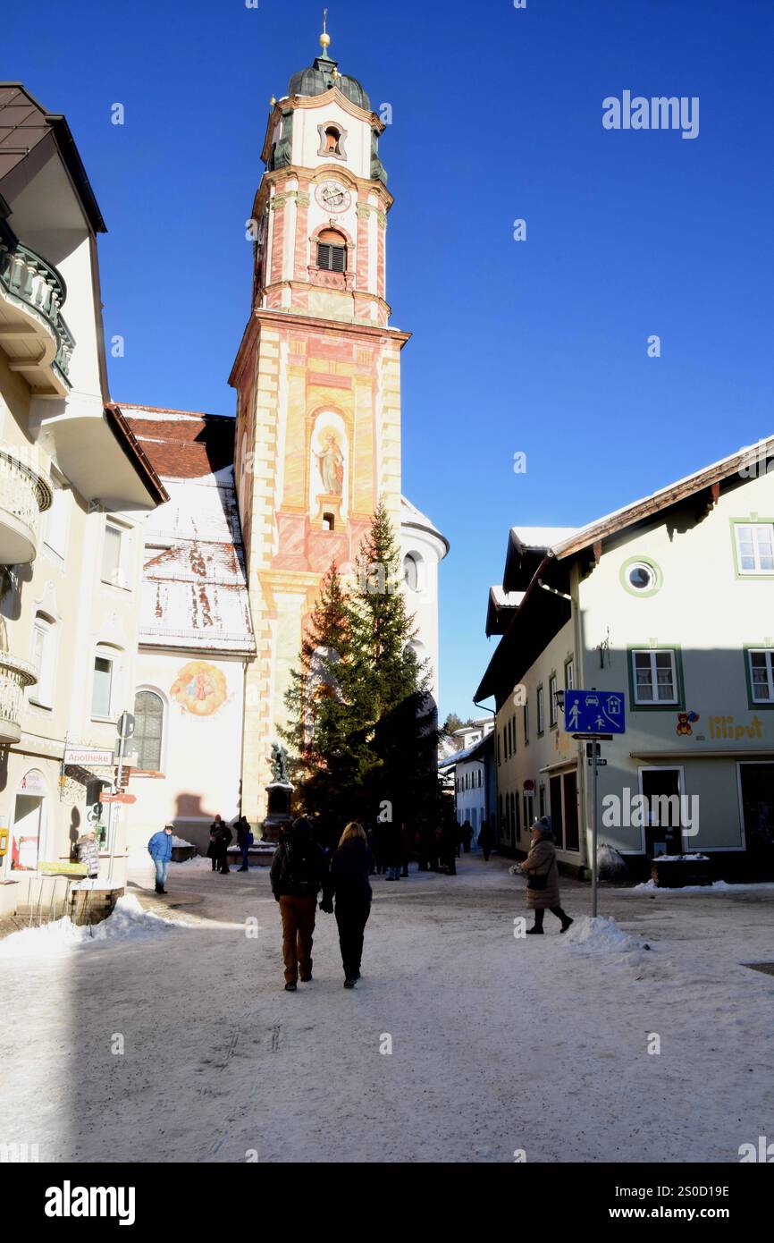 Mittenwald 25.12.2024 Christbaum vor Kath Kirche St Peter und Paul Mittenwald *** Mittenwald 25 ...