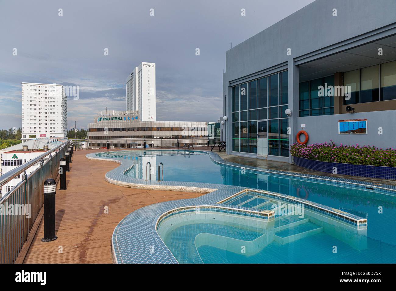 Curved swimming pool hi-res stock photography and images - Alamy