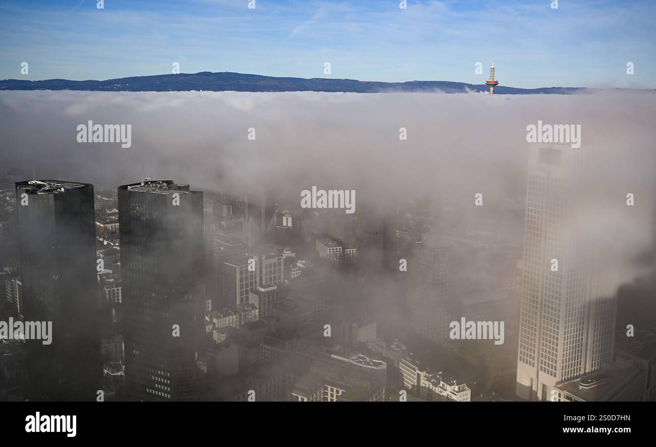 dpatop - 27 December 2024, Hesse, Frankfurt/Main: A low-lying cloud ...