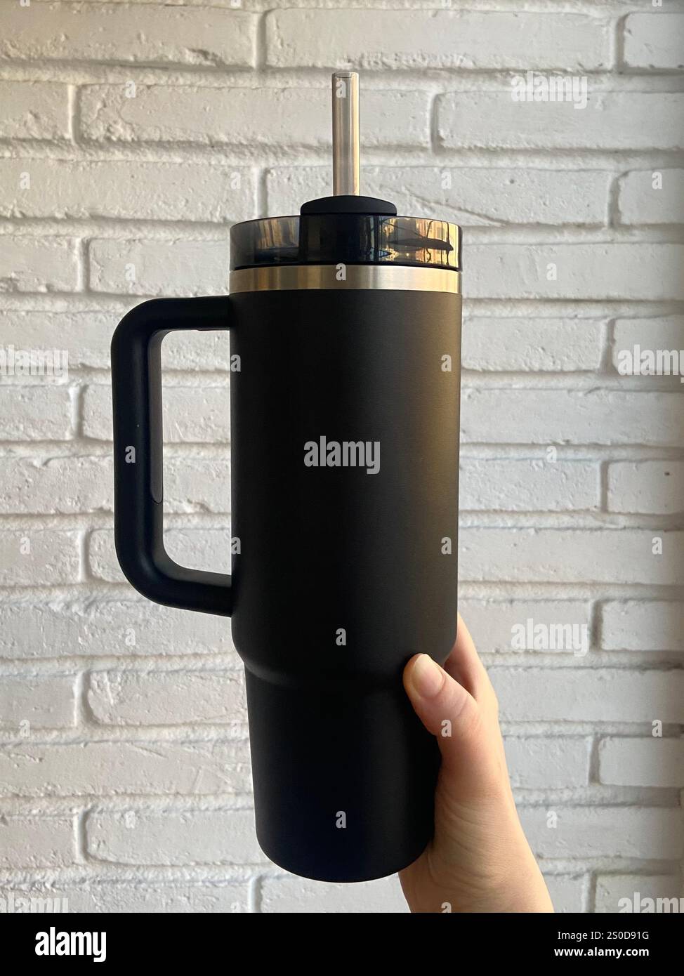 Hand Holding Black Stanley Quencher H2.0 FlowState Tumbler With Handle ...