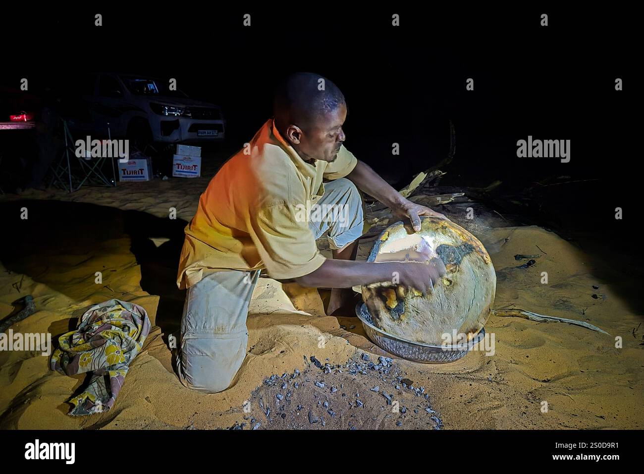 Mauritania, Azweiga, cook preparing traditional desert bread cooked ...
