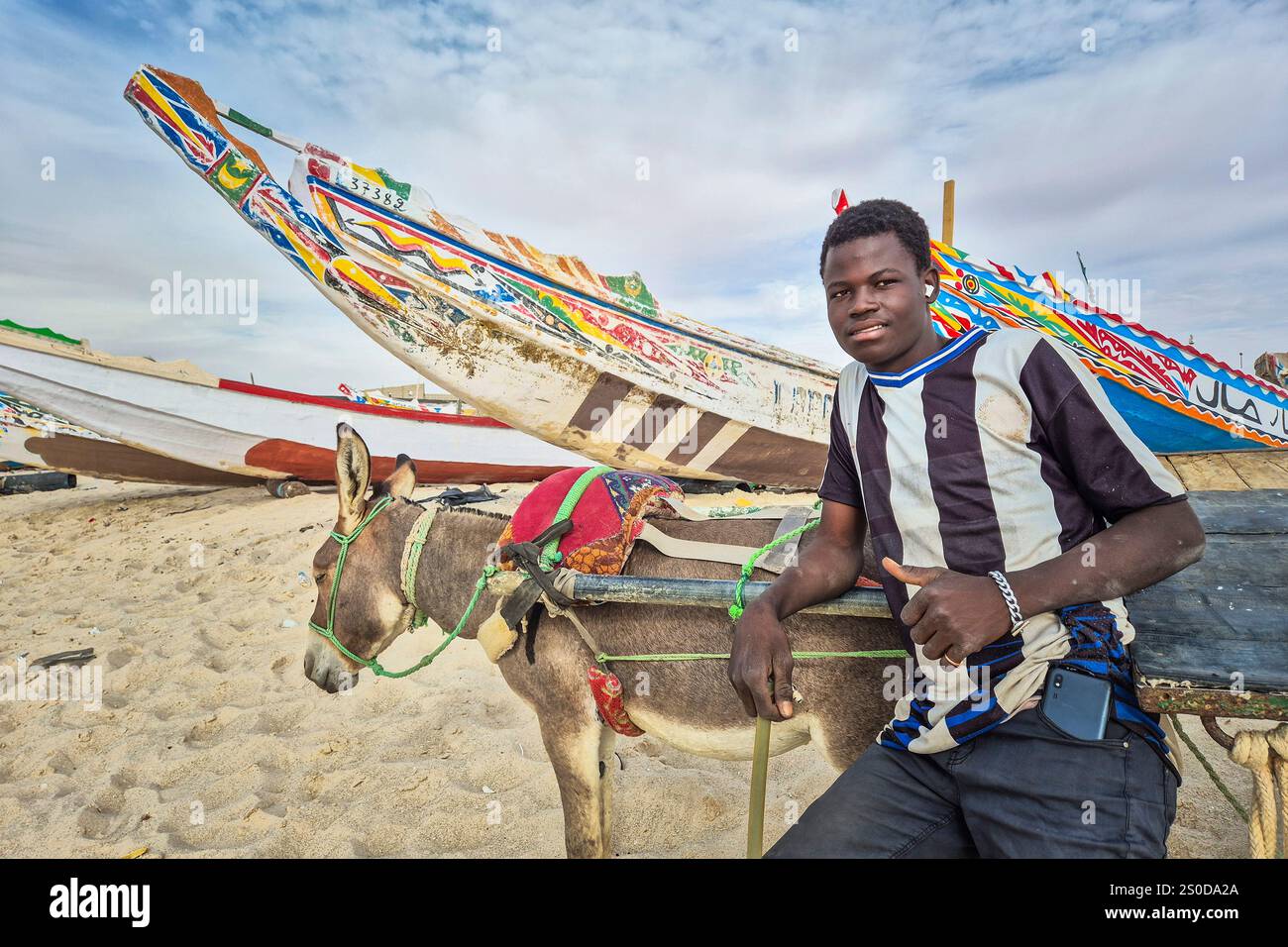 Mauritania nouakchott fish market women hi-res stock photography and ...