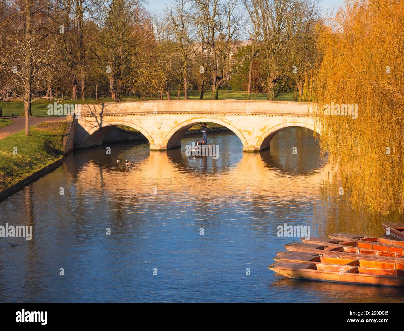 Punting Under, Trinity Bridge, Trinity College, University of Cambridge ...