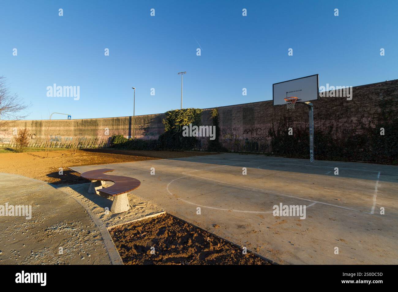 Empty urban basketball playground Stock Photo - Alamy