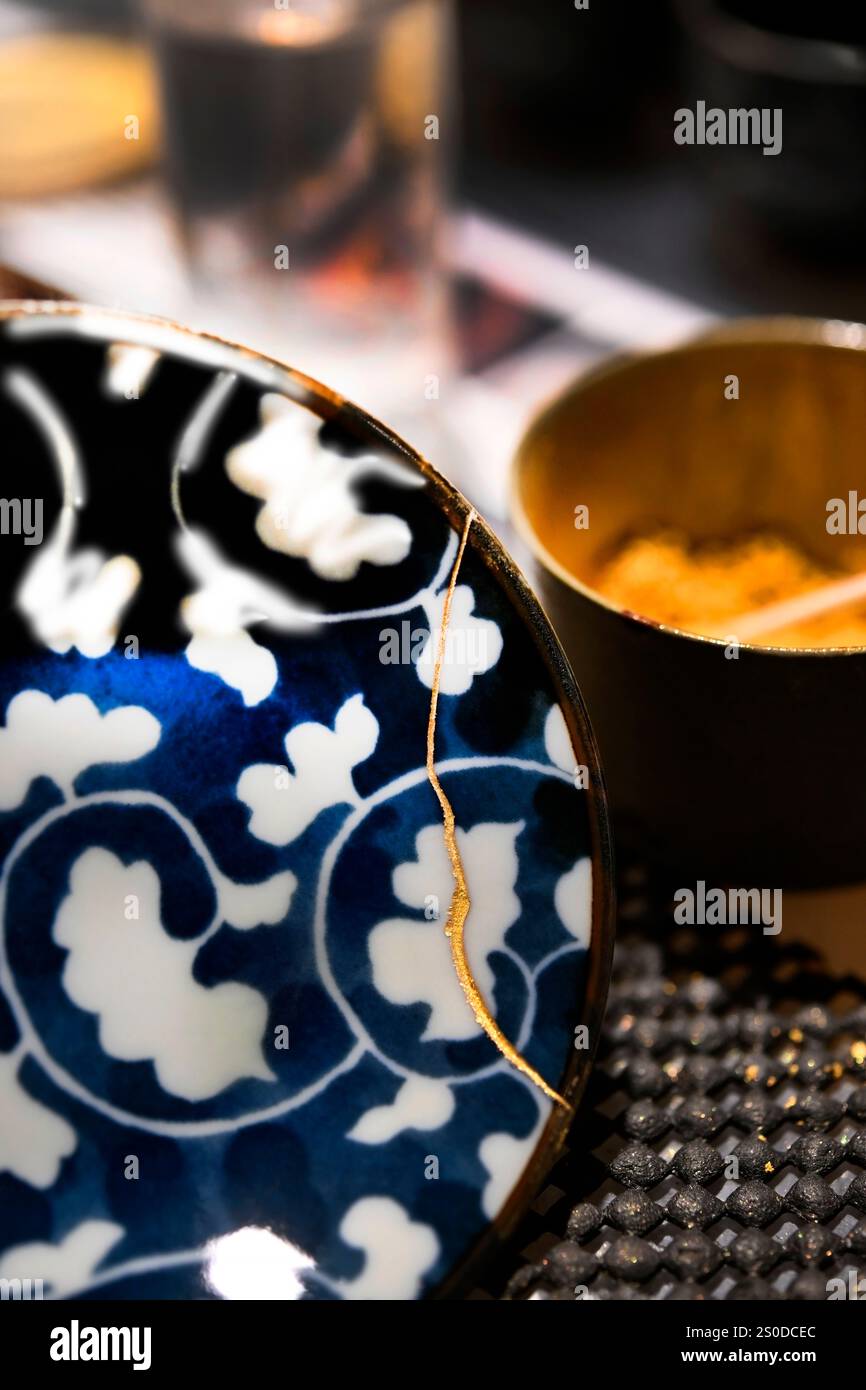 Gold kintsugi hi-res stock photography and images - Alamy