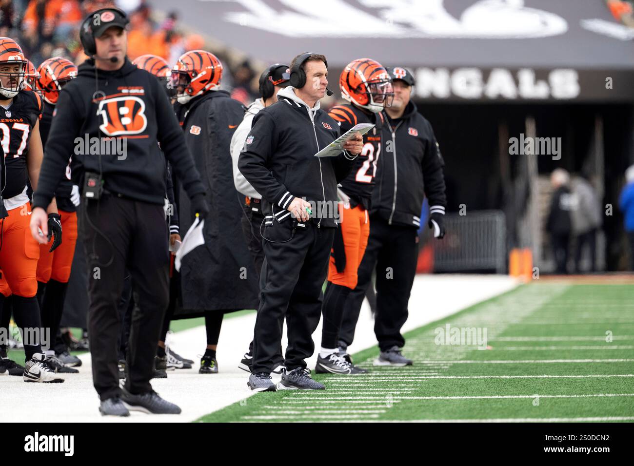 Cincinnati Bengals defensive coordinator Lou Anarumo calls a play ...