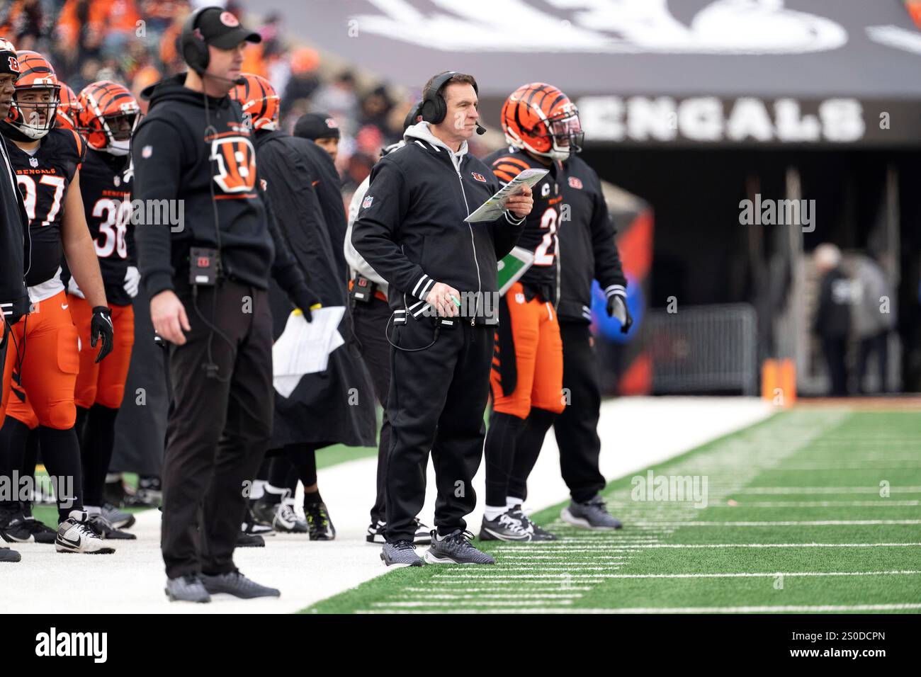 Cincinnati Bengals defensive coordinator Lou Anarumo calls a play ...