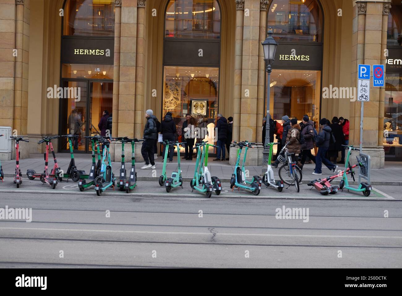 Parkende Leihscooter in Maximilianstrasse München vor Hermes Parkende ...