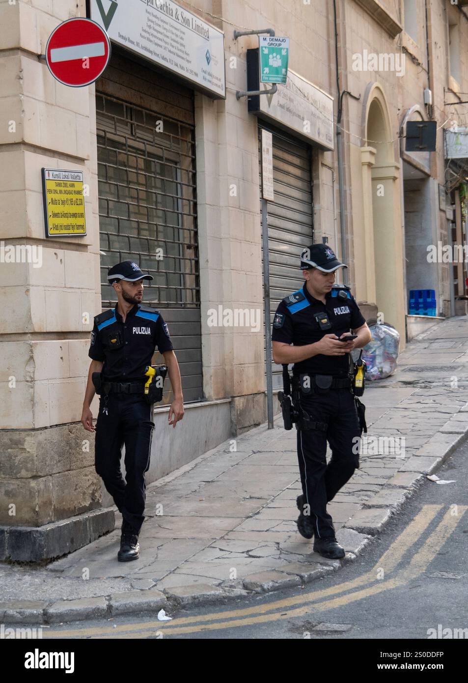 Policeman with guns hi-res stock photography and images - Alamy