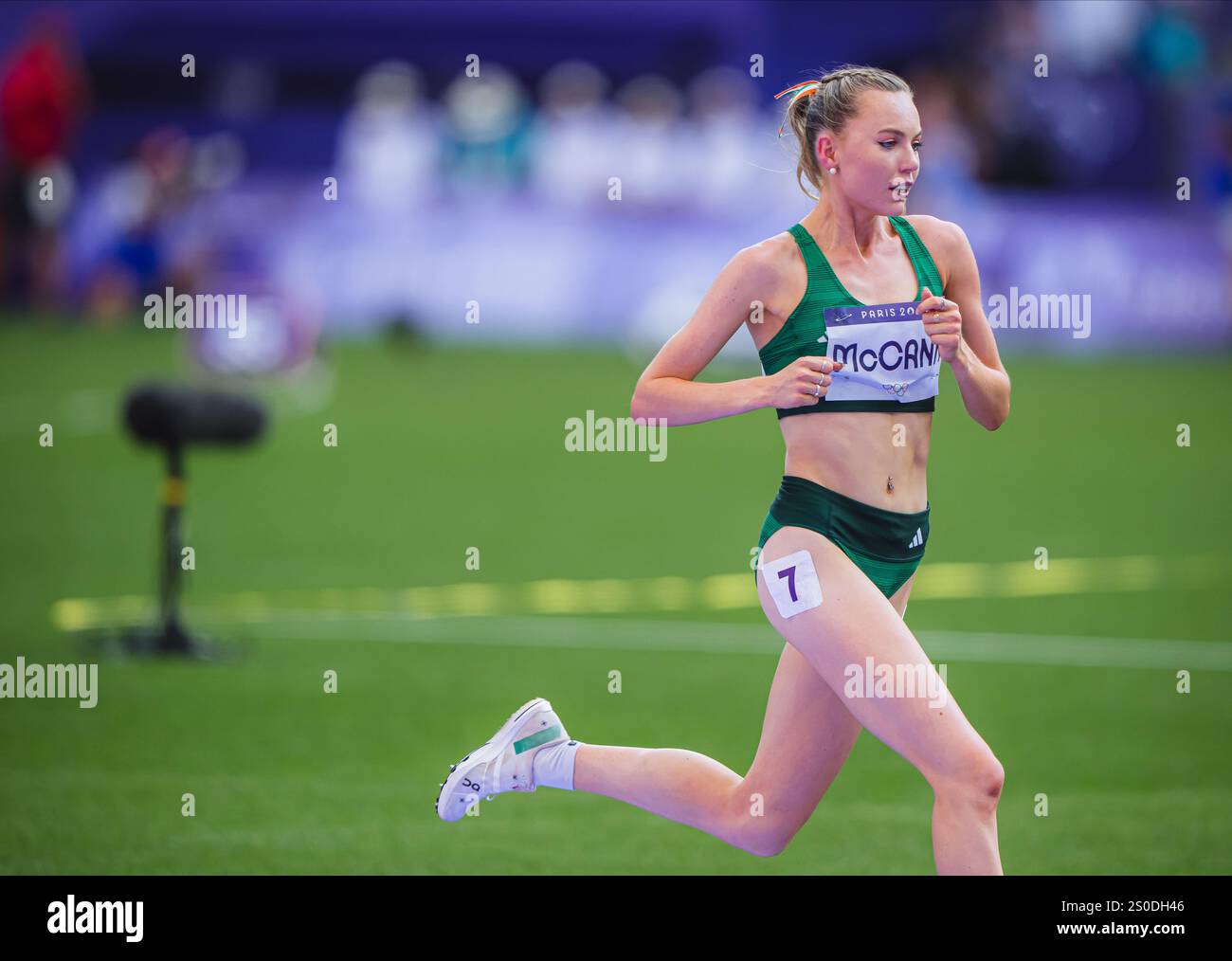 Jodie McCann participating in the 5000 metres at the Paris 2024 Olympic ...