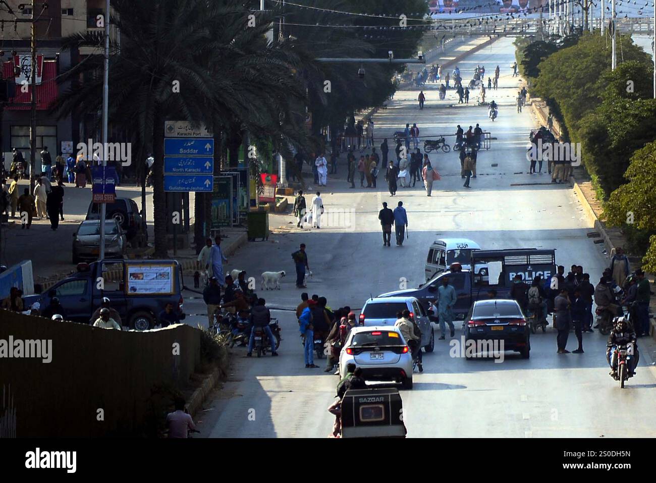 Activists of Majlis Wahdat-e-Muslimeen (MWM) are blocked road as they ...