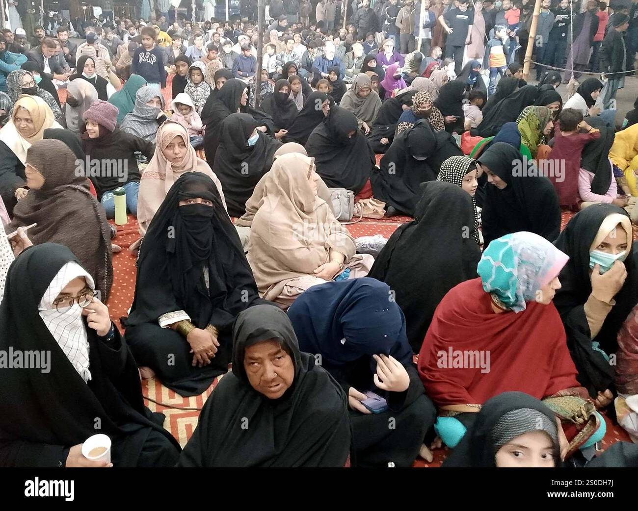 Activists of Majlis Wahdat-e-Muslimeen (MWM) are blocked road as they ...