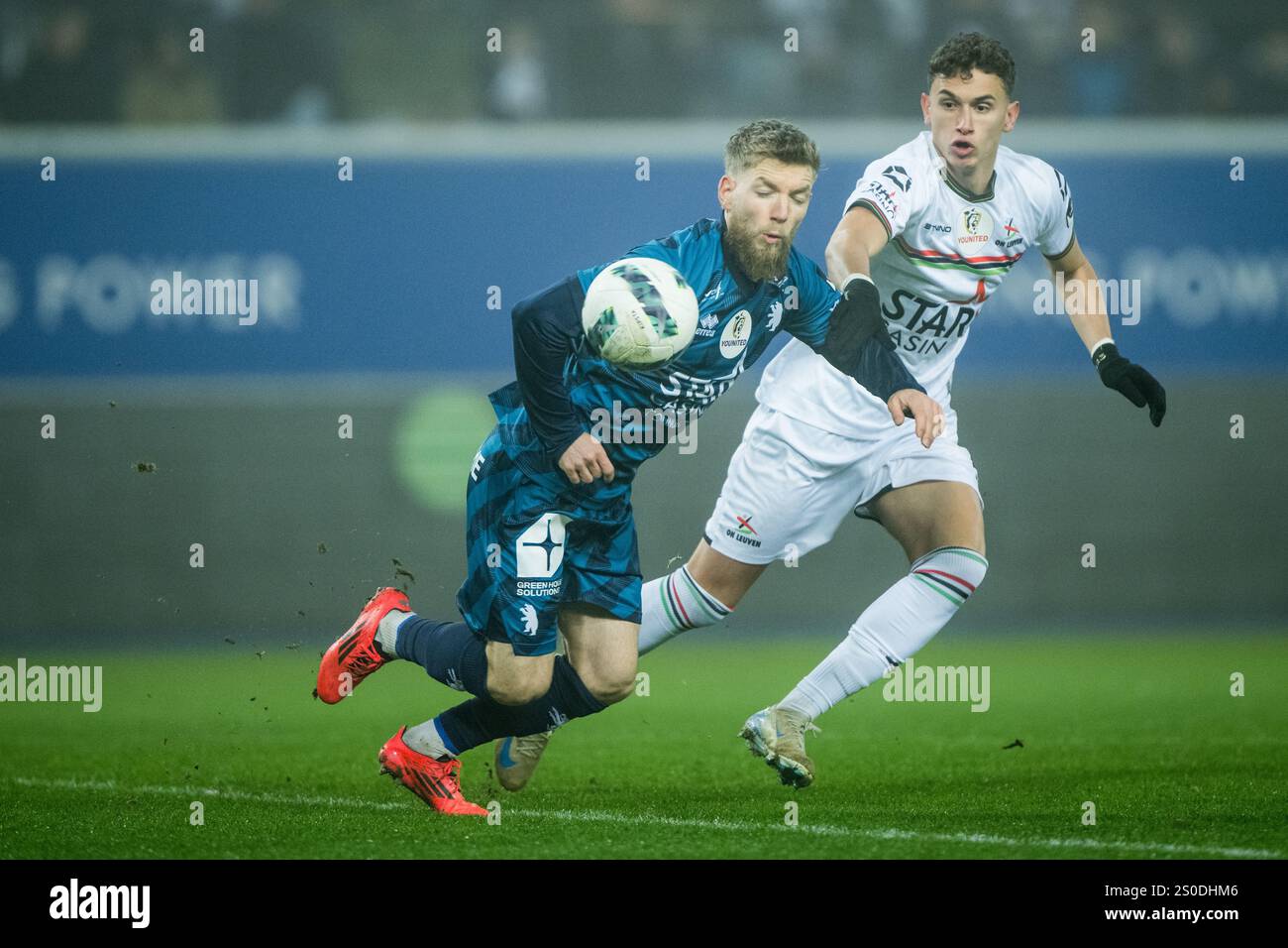 Leuven, Belgium. 27th Dec, 2024. Beerschot's Tom Reyners and OHL's ...