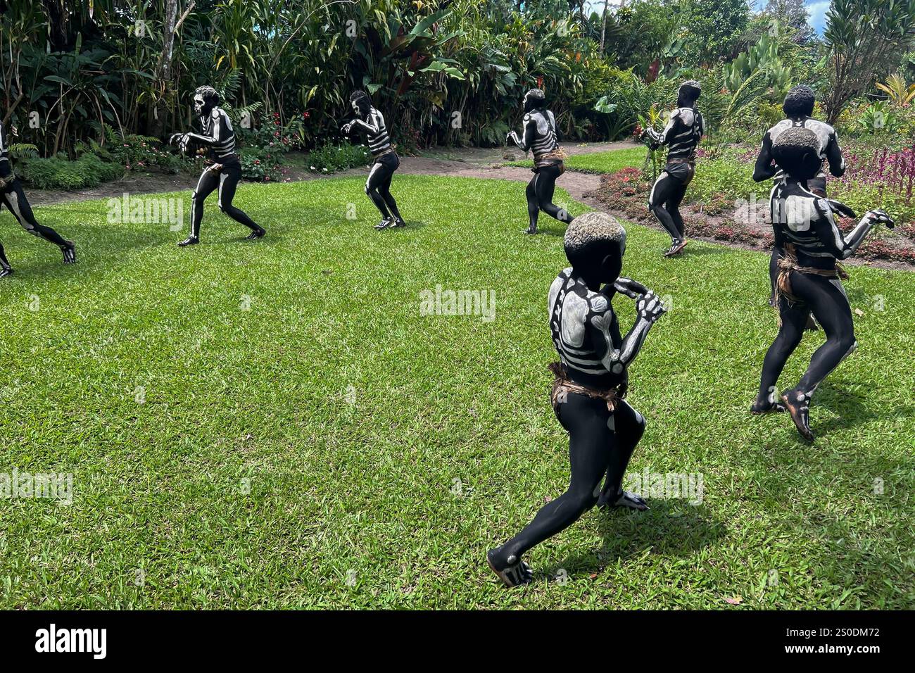 The Skeleton Men from the Omo Bugamo tribe of Papua New Guinea paint ...