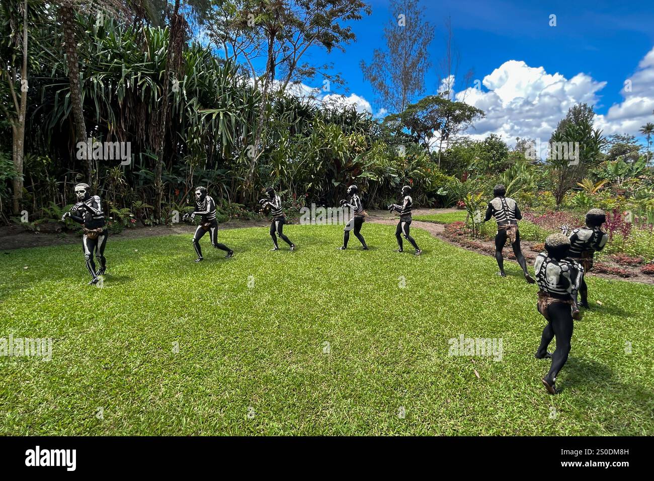 The Skeleton Men from the Omo Bugamo tribe of Papua New Guinea paint ...