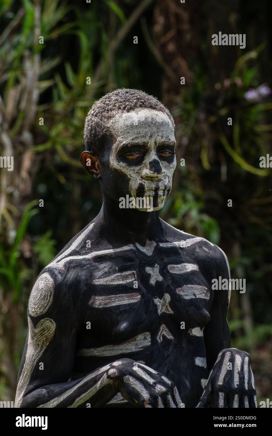 The Skeleton Men from the Omo Bugamo tribe of Papua New Guinea paint ...