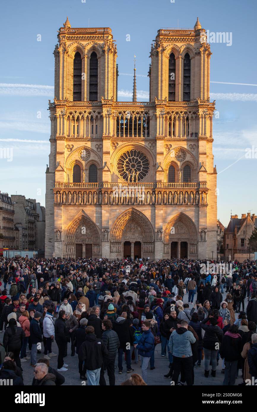 PARIS - Notre Dame de Paris open to the public under a beautiful ...