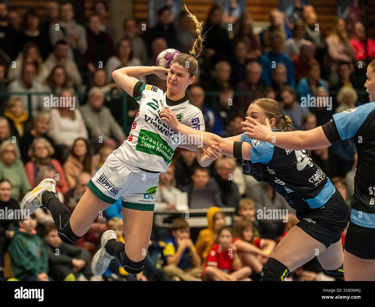 Sina Ehmann (Frisch Auf Frauen, #22) im Zweikampf mit Jolina Huhnstock (Buxtehuder SV, #45 ...