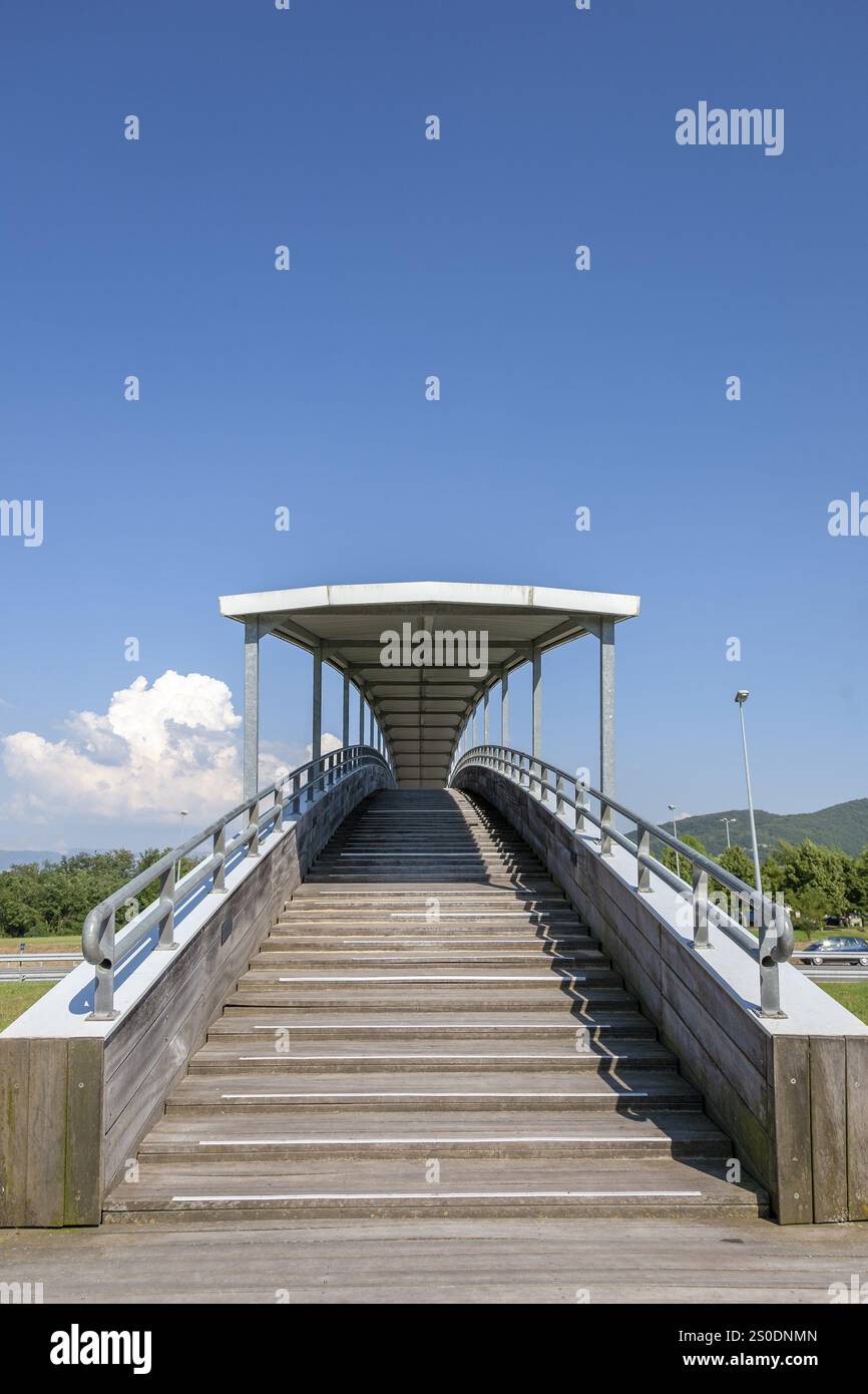 Pedestrian bridge over road hi-res stock photography and images - Alamy